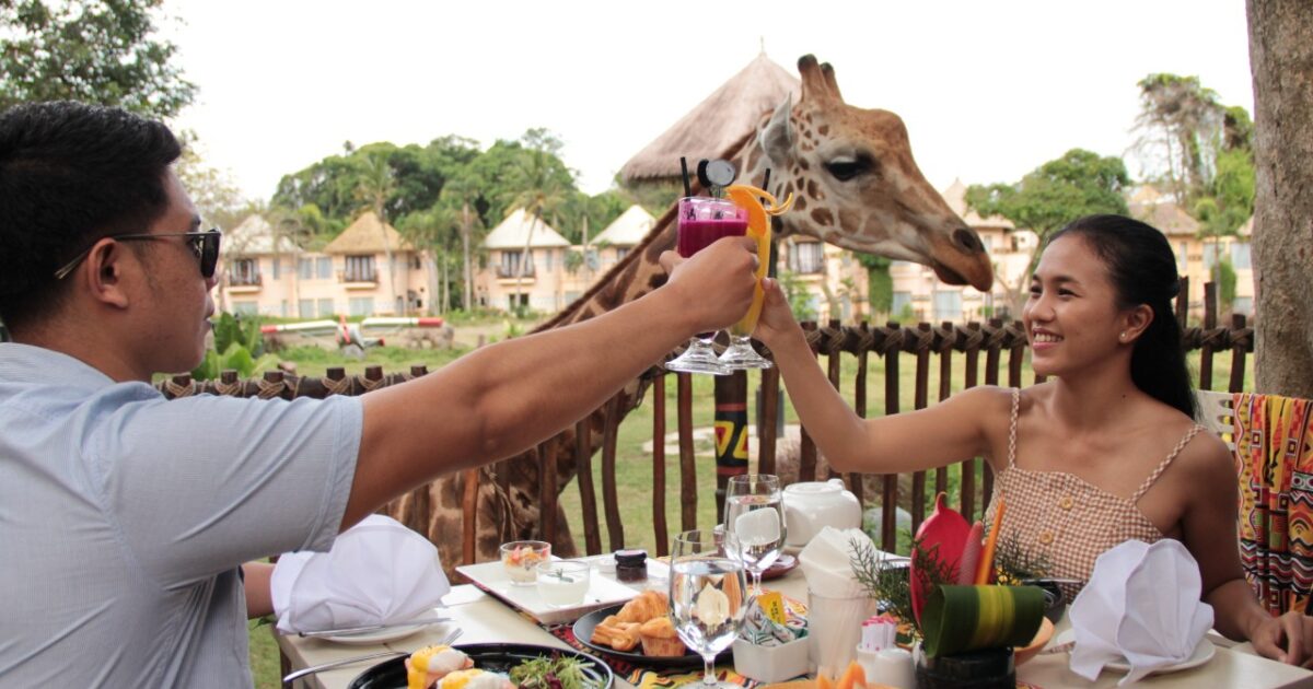 Breakfast with Giraffe, Exclusive and The Only One in Bali!